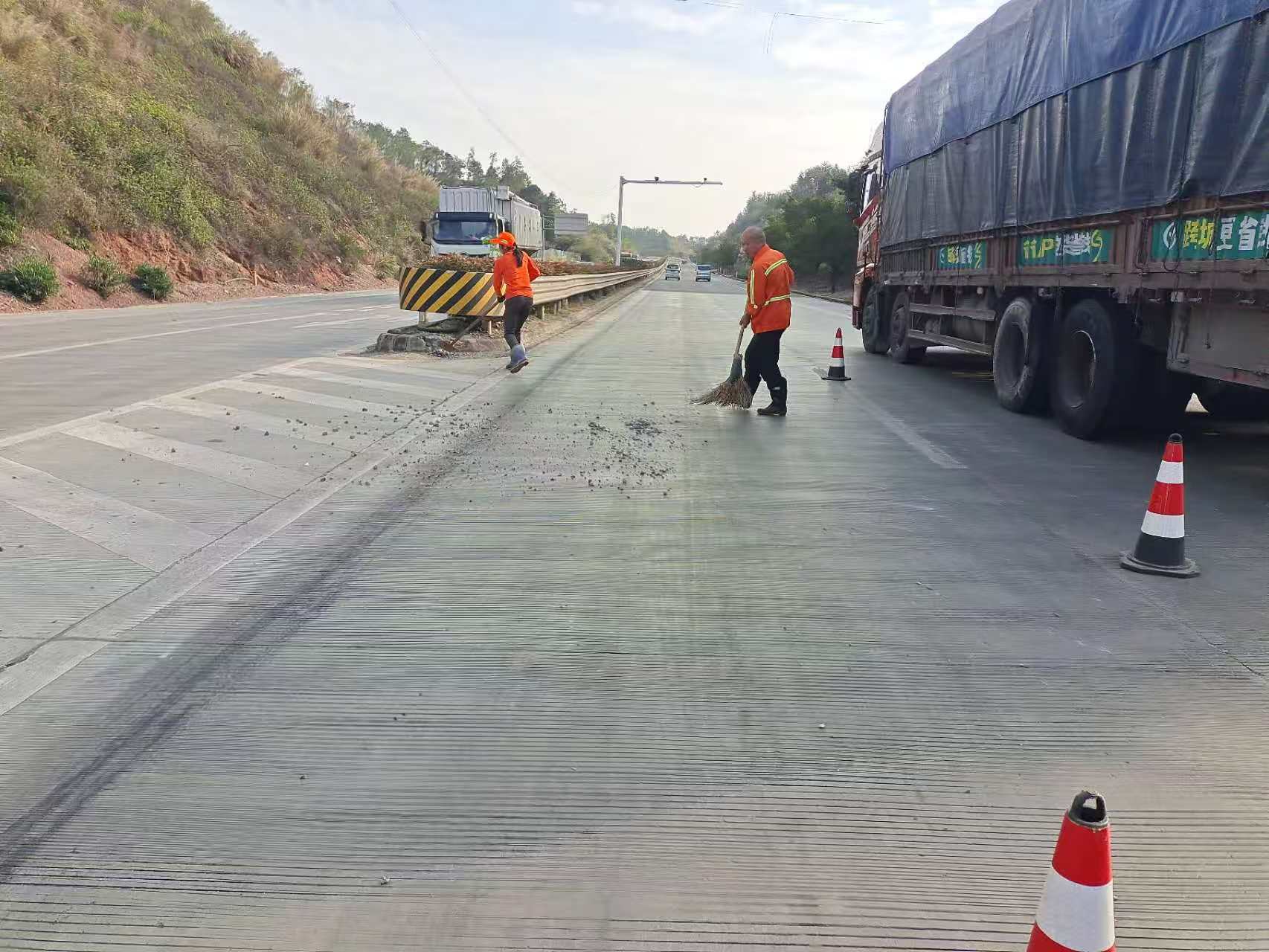 2025年11月17日，信丰公路分中心正平道班养护人员整治路容 | 信丰县信息公开